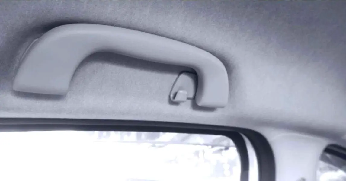 Para que sirve la manija ubicada arriba de las puertas de los autos