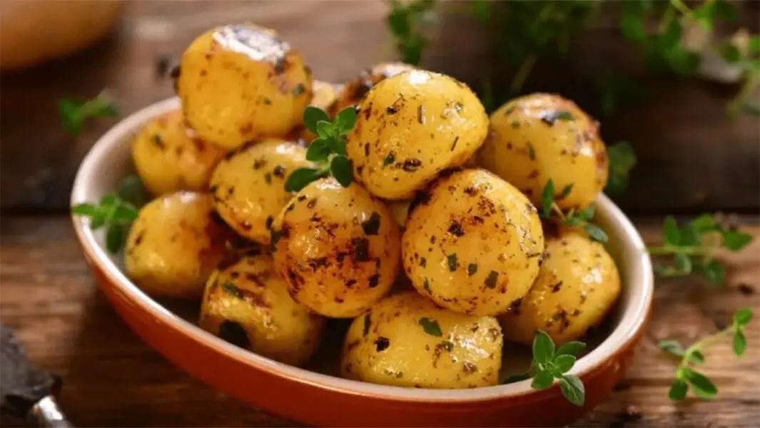 La mejor receta de papas al horno con perejil y ajo
