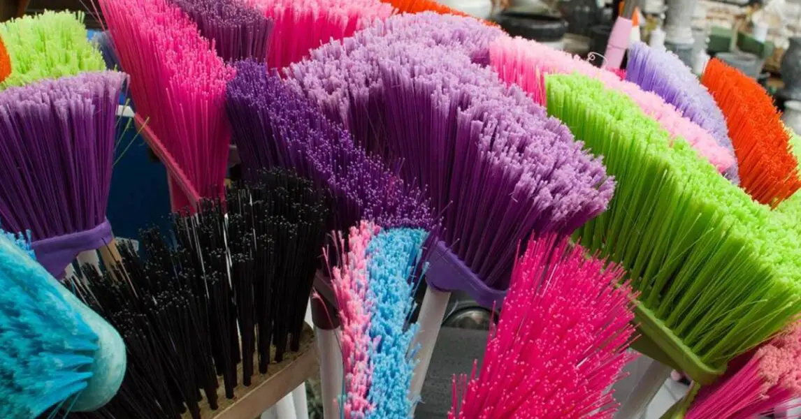 Descubre los Sorprendentes Beneficios de Remojar tus Escobas en Agua ...