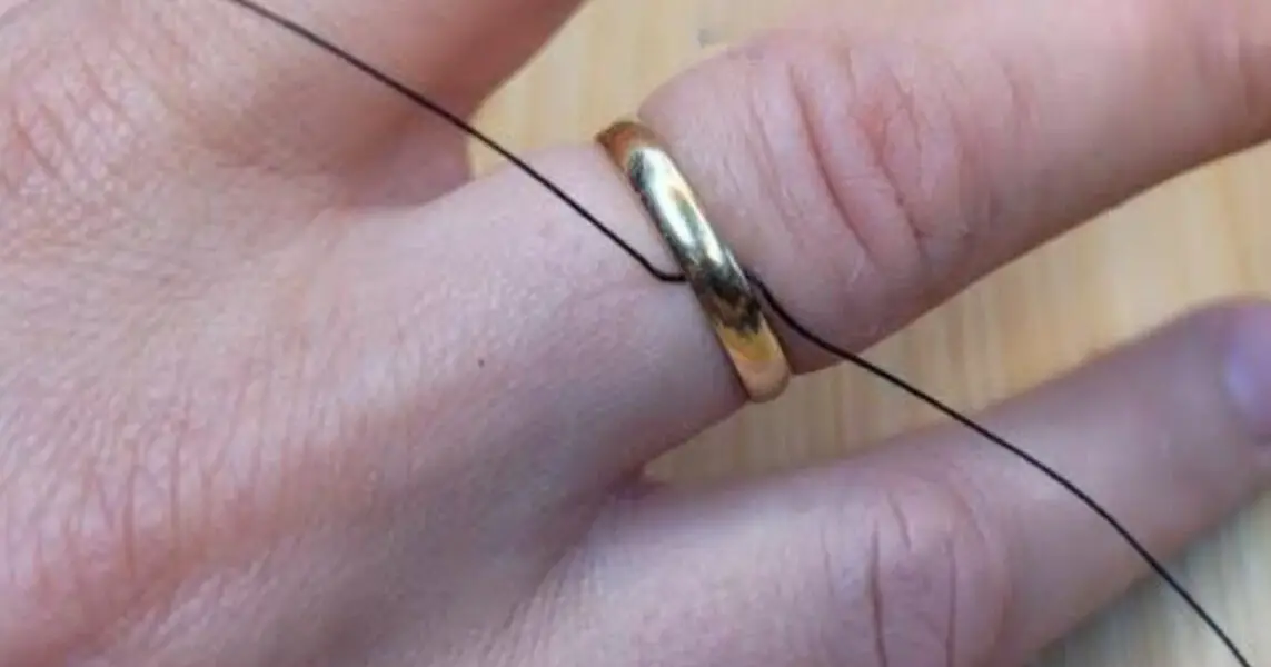 Método sencillo para quitarse un anillo atascado en el dedo