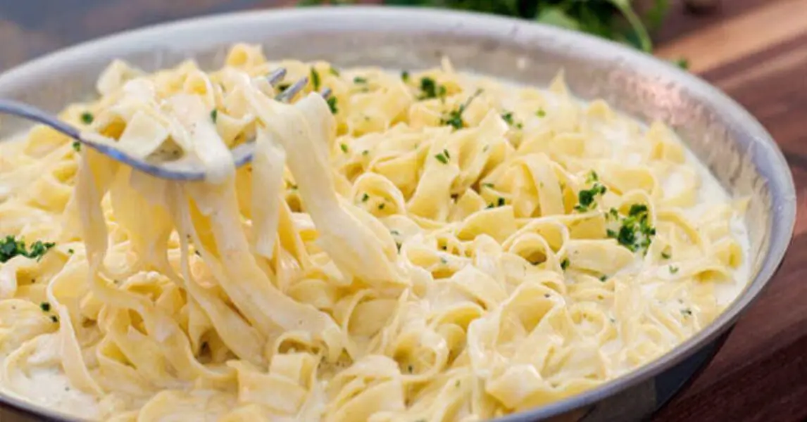 Fideos en salsa cremosa de ajo y queso | Raza Folklorica!