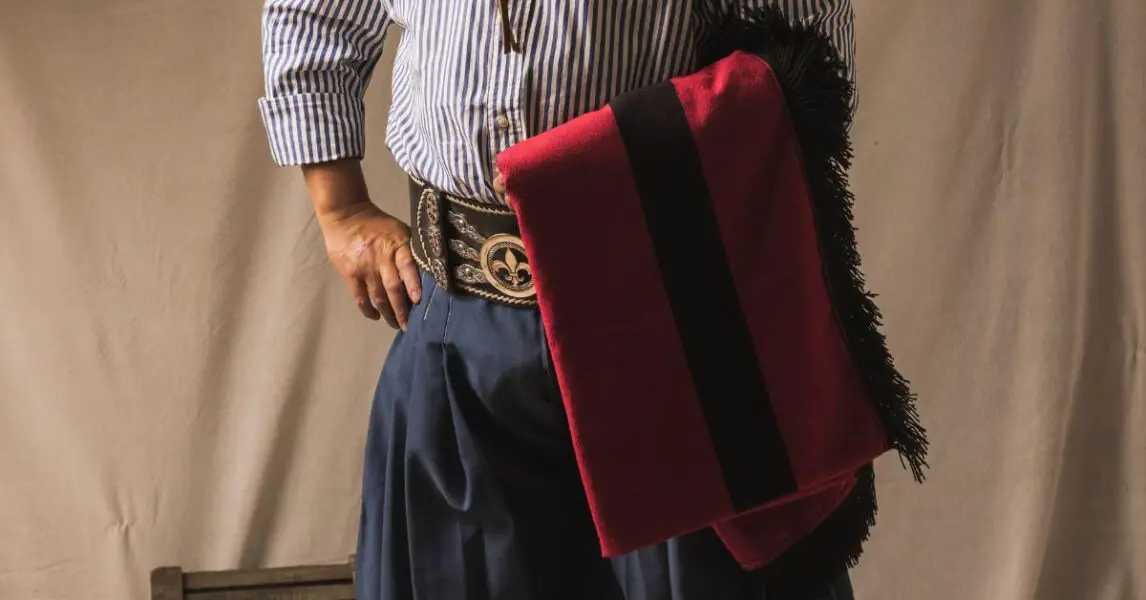 Que significa revolear el poncho | Raza Folklorica!