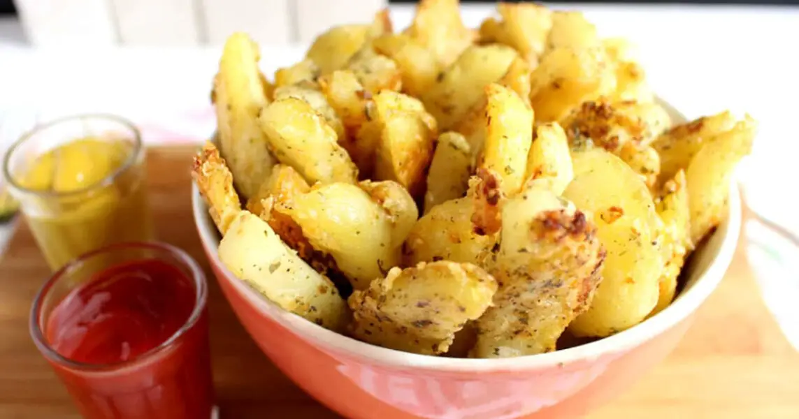 Papa asada con ajo y parmesano