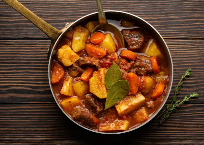 El más rico guiso de carne y papas se prepara así